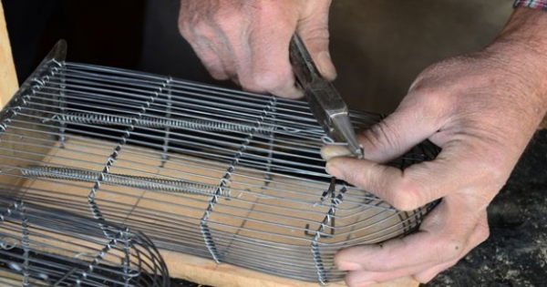 Fare kapanı, elek, kalbur ve mısır pişirme tavası yaparak mesleğini ...