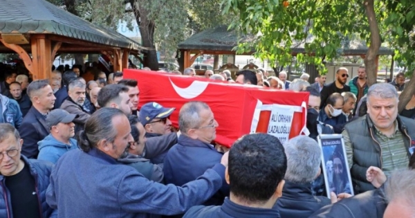 Duayen gazeteci Ali Orhan, son yolculuğuna gözyaşlarıyla uğurlandı