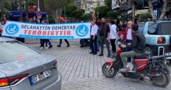 Alanya'da Ekrem İmamoğlu'na pankartlı protesto